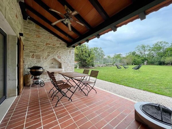Renovated Stone Cottage With A Pool And A Large Garden, Relaxing Getaway. - Umag