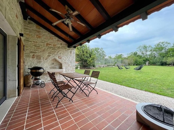 Renovated Stone Cottage With A Pool And A Large Garden, Relaxing Getaway. - Umago