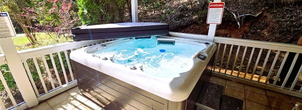 Porchside Getaway  Spacious Cabin With Hot Tub In Innsbruck Near Downtown Helen - Helen, GA