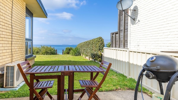 Quay's Cabin - Absolute Beachfront With Views - Callala Bay