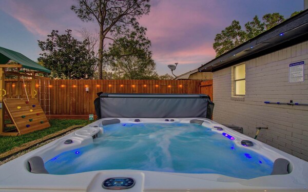 5-bd,2-ba Tranquil Retreat Ft Jacuzzi & Playground - Deer Park, TX