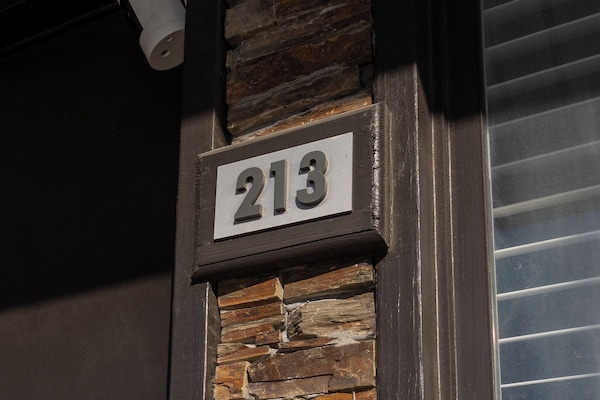 Boho Chic In Overland Park Free Parking Fast Wifi Dedicated Workspace - Overland Park, KS