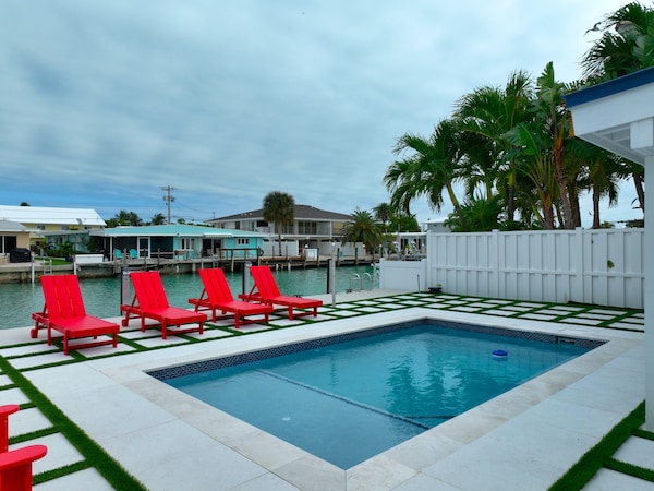 Completely New Inside/out! Pool, Dock, Cabana Club Key Colony Beach - Florida Keys