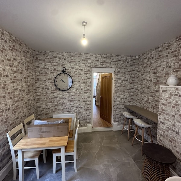 Comfortable 4 Bedroom Townhouse - Wirral