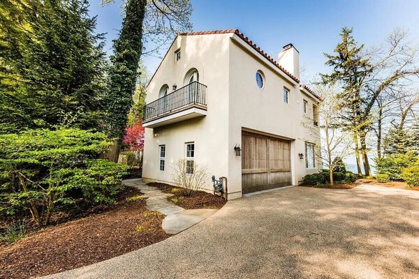 (3 Nt Min) Lakefront Stunner Steps To Beach! - Stevensville, MI