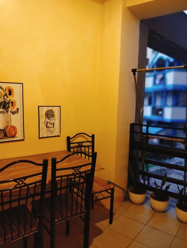 Cozy Condo Unit - 1br With Double Deck - 1 Sofa Bed W/ Balcony Near City Center - Baguio