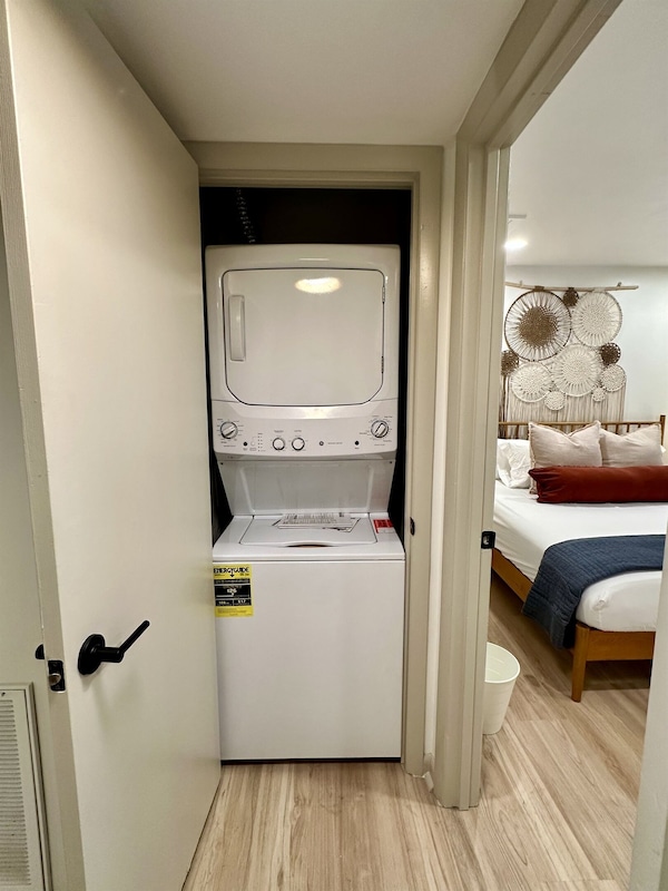 2 Bedroom W/ King Beds Walk To Beach - Top Floor 7 - Hampton, VA