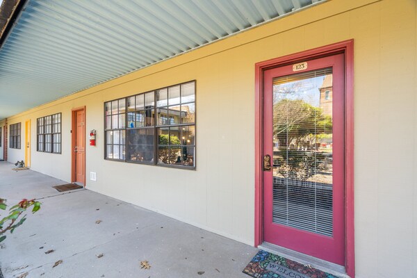 New! Bull City Easy 1-bedroom Apartment With Pool - Pets Allowed - Durham, NC