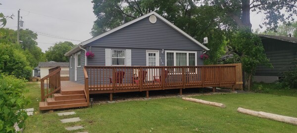 New Renovated Charming South Beach Cottage. 3 Minutes Drive To The Beach! - Manitoba