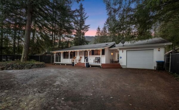Cozy Mountain House /Fenced /Ev /Flex Space /Wifi / Hot Tub /Fireplace / Lake!!! - Ashford, WA