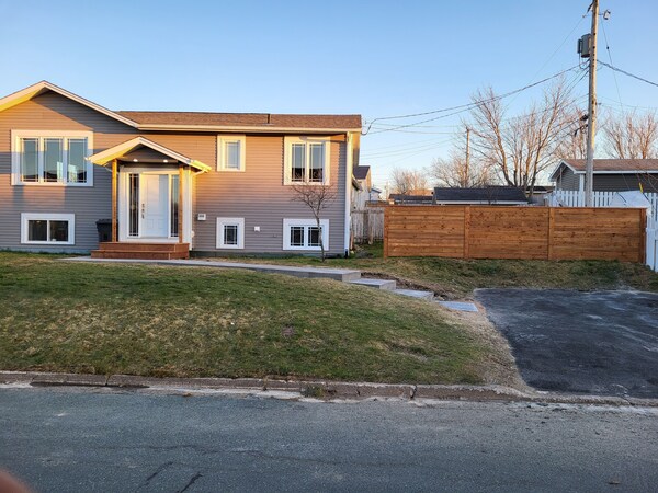 Bright And Spacious Home Located Minutes To Downtown & Galway Shopping District. - Paradise
