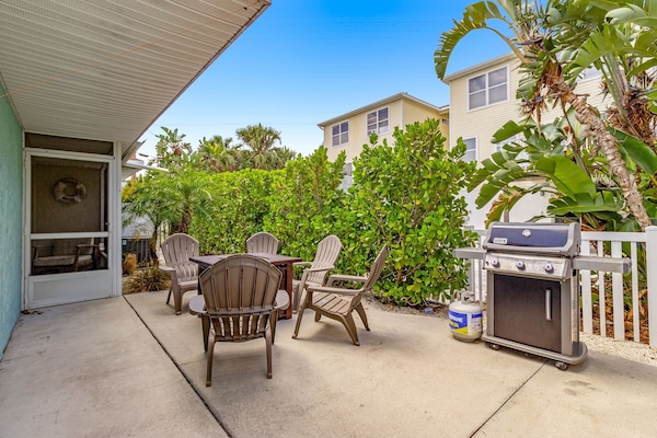 Large Pool Home Just Steps From The Gulf, Fully Renovated, Family Friendly, Wifi - Bradenton Beach, FL