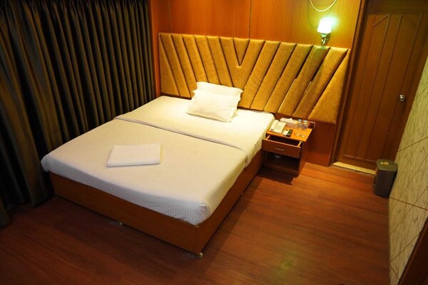 Cozy 37-bedroom Hotel With Wifi, Ac In Lovely Dhaka - Dhaka
