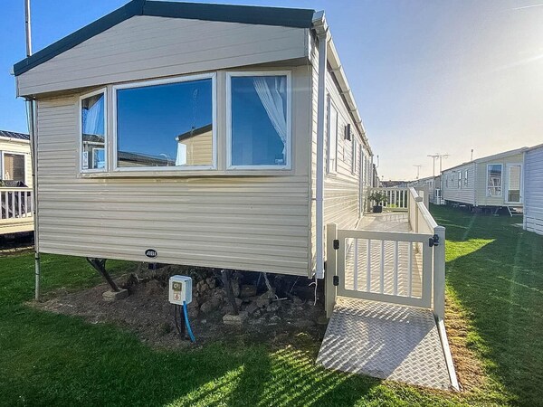 Homely 8 Berth Caravan With Side Decking And Ramp Access In Kent, Ref 47018h - Whitstable
