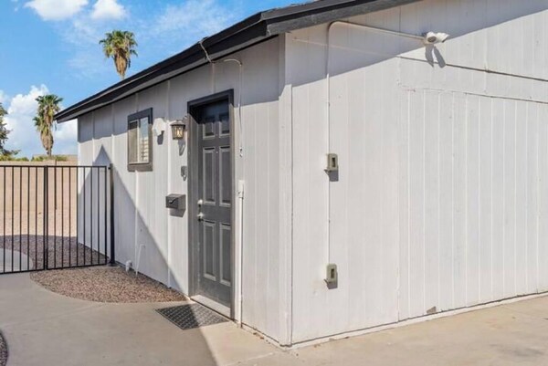 Detached Private Guesthouse - Full Kitchen, 1bd + 1ba, Parking Spot - Sleeps 2 - Mesa