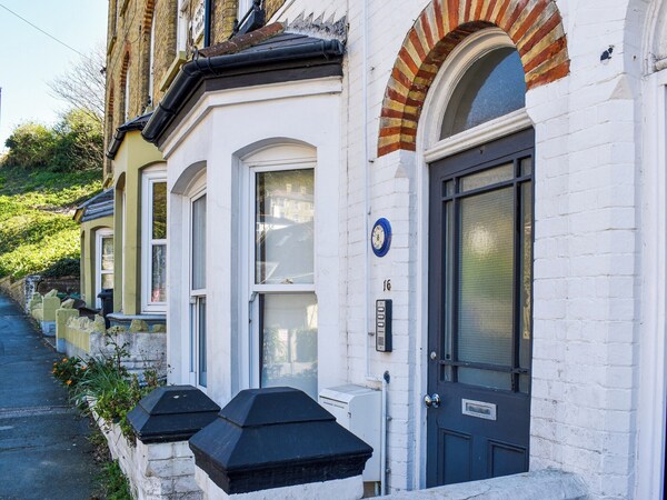 2 Bedroom Accommodation In Ventnor - Shanklin