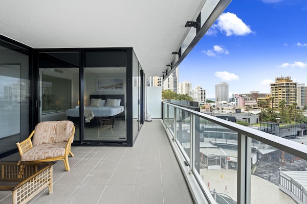 Lovely 1 Bedroom + Study Apartment - Q Stay - Surfers Paradise