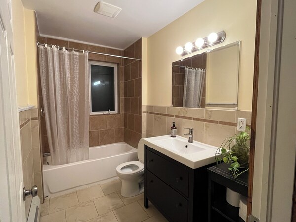 Prime Westdale Location With Free Coffee & Breakfast -With3 Bedrooms In Hamilton - 