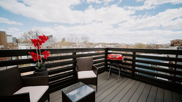 Stylish 4br/4ba Haven | Rooftop Deck & Private Parking! - Washington, D.C.