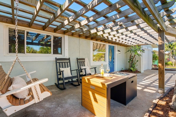 Beach Oasis: Heated Pool & Games, Pet-friendly - 5 Min Walk To Beach - Indialantic, FL