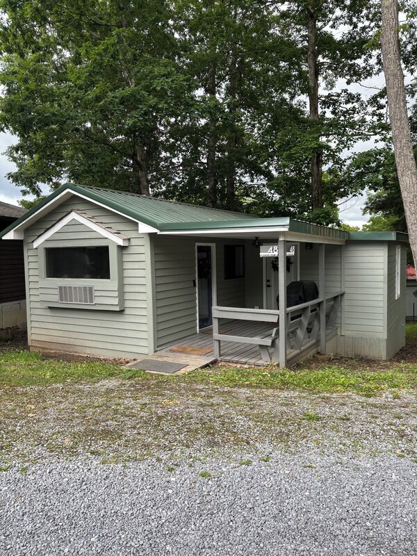 Whispering Pines - A Charming 2-bedroom Cabin With Wifi, Ac In Serene Pipestem - Pipestem Resort State Park, Pipestem