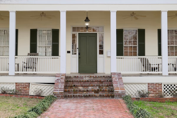 Elmsley Cottage | 4/3, Historic Home, Full Kitchen, Washer/dryer - Natchez, MS