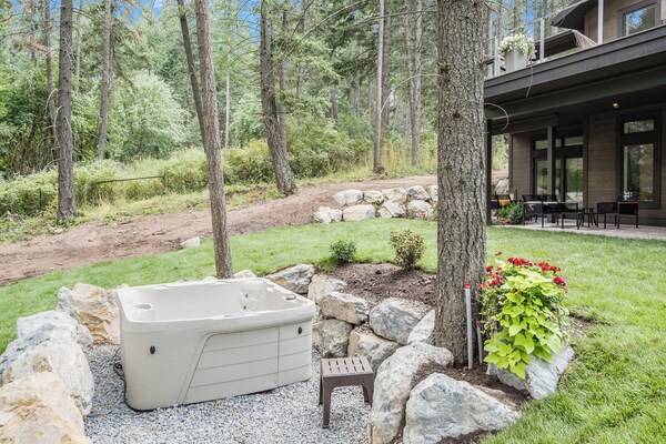 New Build On 1-acre W/ Private Hot Tub And Adu - Montana