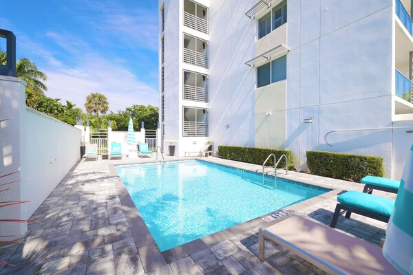Stylish 2br, 2ba Apartment With Balcony & Pool - Just Steps From The Beach - Boca Raton, FL