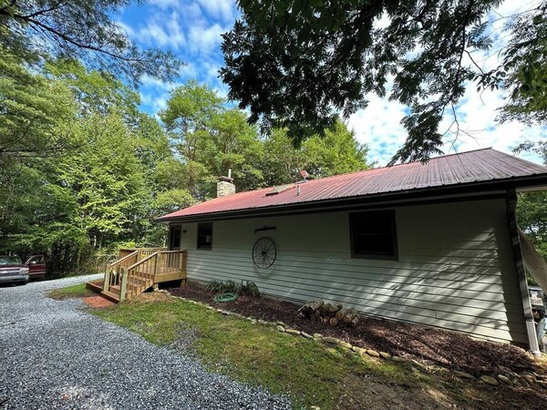 Pop's Peak Is A Charming 3-bdr 3-bath Cabin With Wifi, Ac At Lake Glenville - Cashiers, NC