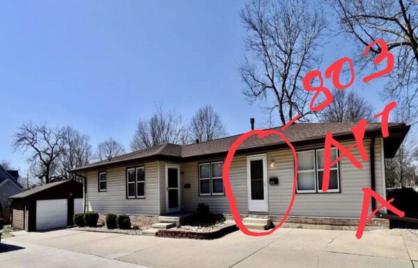 Duplex 2 Beds 1 Bath Unit Wifi ,Heat & Ac In Bloomington Illinois - Illinois State University, Normal