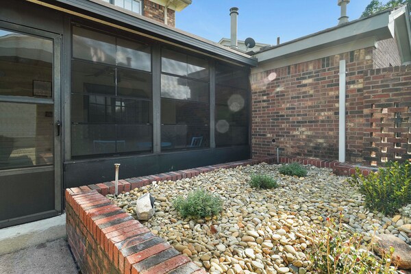 Modern Retreat W/ Fast Wi-fi & Covered Patio And Parking - Centrally Located - Montgomery, AL