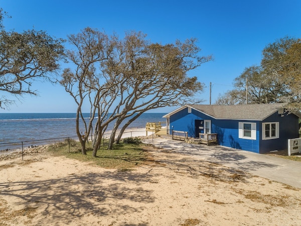 "Dolphin Reef" Adorable Coastal Cottage With A Fully Fenced Yard Right On The Gulf! - Alligator Point, FL