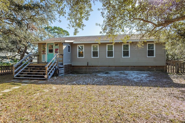 "Starfish Wishes" Gulf Front Abode W/fenced Yard & Private Boardwalk To The Sand - Ground Level! - Alligator Point, FL