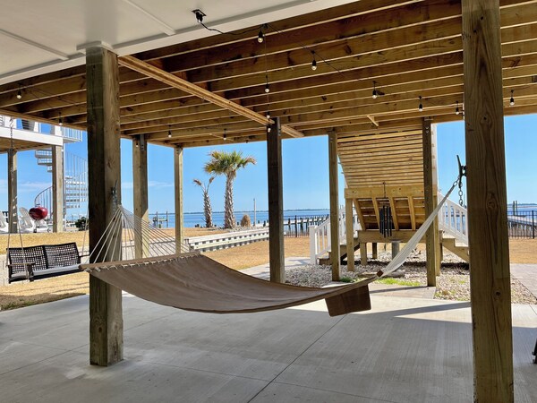 Cedar & Salt Cottage -Waterfront, Dock Views, Sleeps 6 -Pet Friendly-newport 🤎 - Emerald Isle, NC