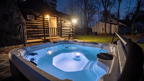 Timber Lodge: Hot Tub, Fireplace & Fun For All ! - New Jersey