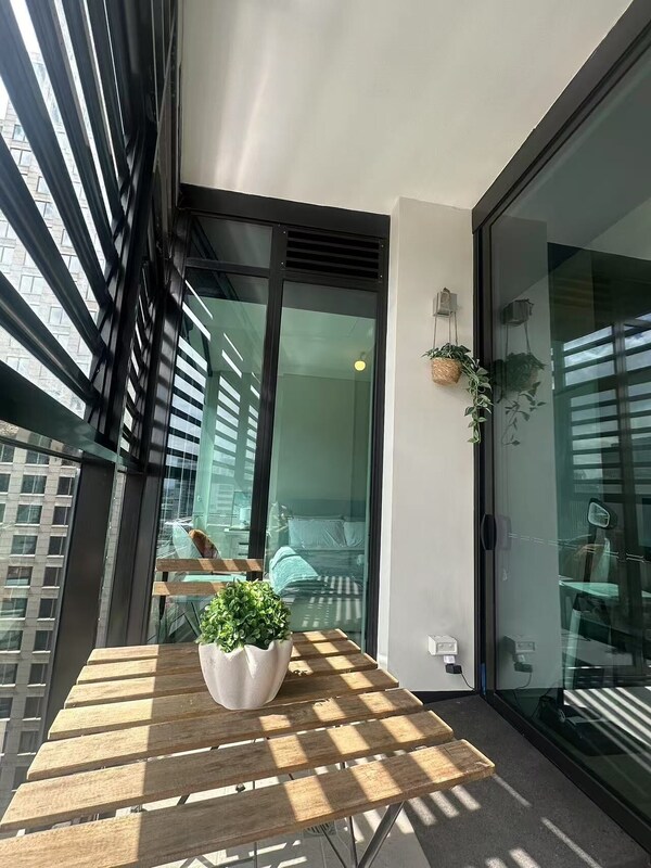 Cozy 1-bedroom + Study Apartment With City View In Charming Sydney - Coogee