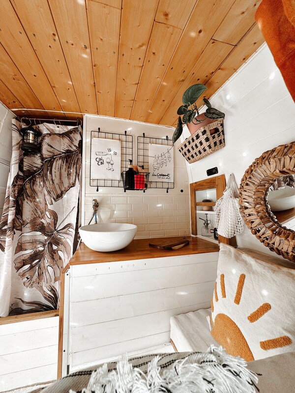 Van Aménagé : Douche Intérieure, Terrasse 360°, Pneus Tt, éQuipement De Camping - Saint-Pierre