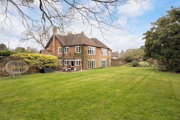 Country Retreat - Sleeps 14 - Large Garden - Isle of Wight