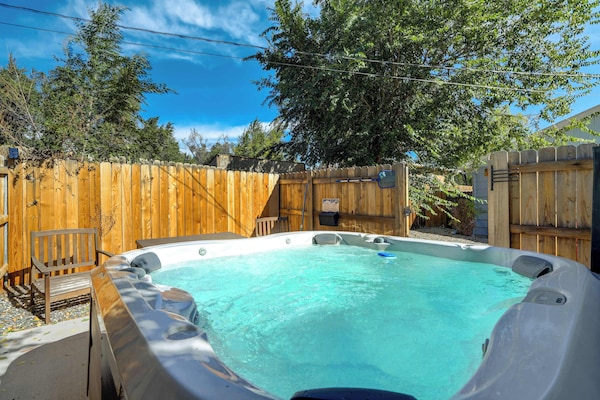 Bonny Beaut! Basement Suite W Hot Tub & Fire Pit! - Colorado Springs, CO