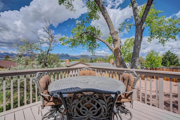Iron View! Hot Tub, Fire Pit & Breathtaking Views - Colorado Springs, CO