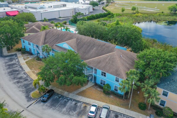 Spacious 4-bedroom Apartment,next To The Mall,restaurants,super Close To Disney - Four Corners, FL