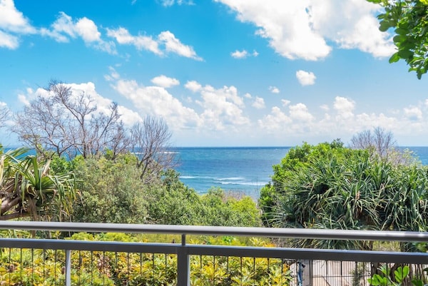 Waves 12 Beachfront Apartment With Pool - North Stradbroke Island