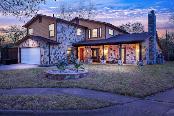 Pool/spa, 2 Game Rooms, 6 Bedrooms, 6 Bathrooms - Grand Prairie, TX