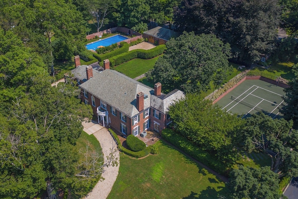 Luxury Estate W/ Heated Pool,  Tennis Court (Sleeps 16) - Bridgeport