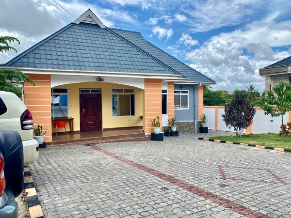 Spacious 4-bedroom House In Gorgeous Dar Es Salaam With Wi-fi, Ac - Dar es Salaam