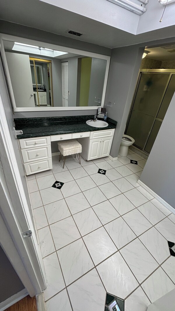 2 Bed 2 Bath Condo Near Beaches In Charming Fort Myers With Pool, Wifi, Ac, Tv - Fort Myers