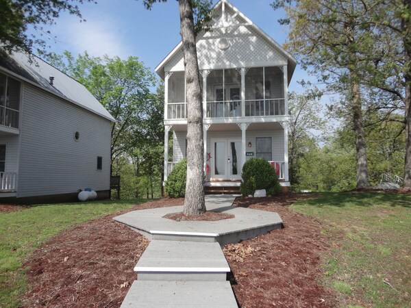 Two Bedroom Harbor View Condo - Kentucky Dam Lake, Gilbertsville