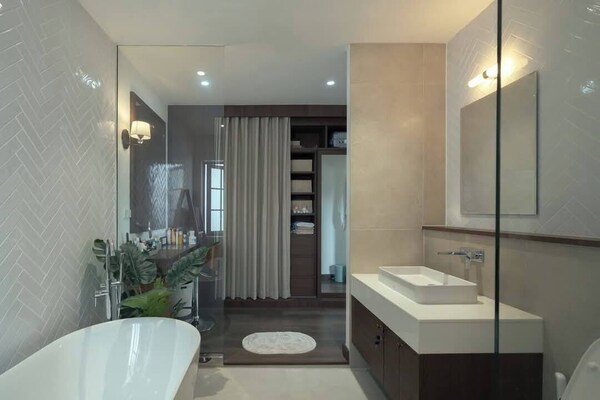Spacious & Pet-friendly Home  10 Minutes To Disney, Tvs In Every Bedroom! - Alaminos
