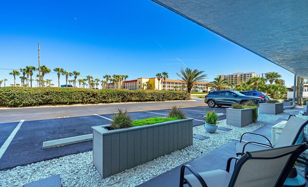 New! Colorful Studio Steps From The Beach With Pool And Upgraded Kitchen! - Smyrna Beach, New Smyrna Beach