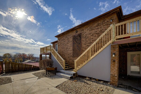 Aviator's Lounge 2br 1bath Wifi Close To Airport Very Convenient Book Your Stay2 - Platte City, MO